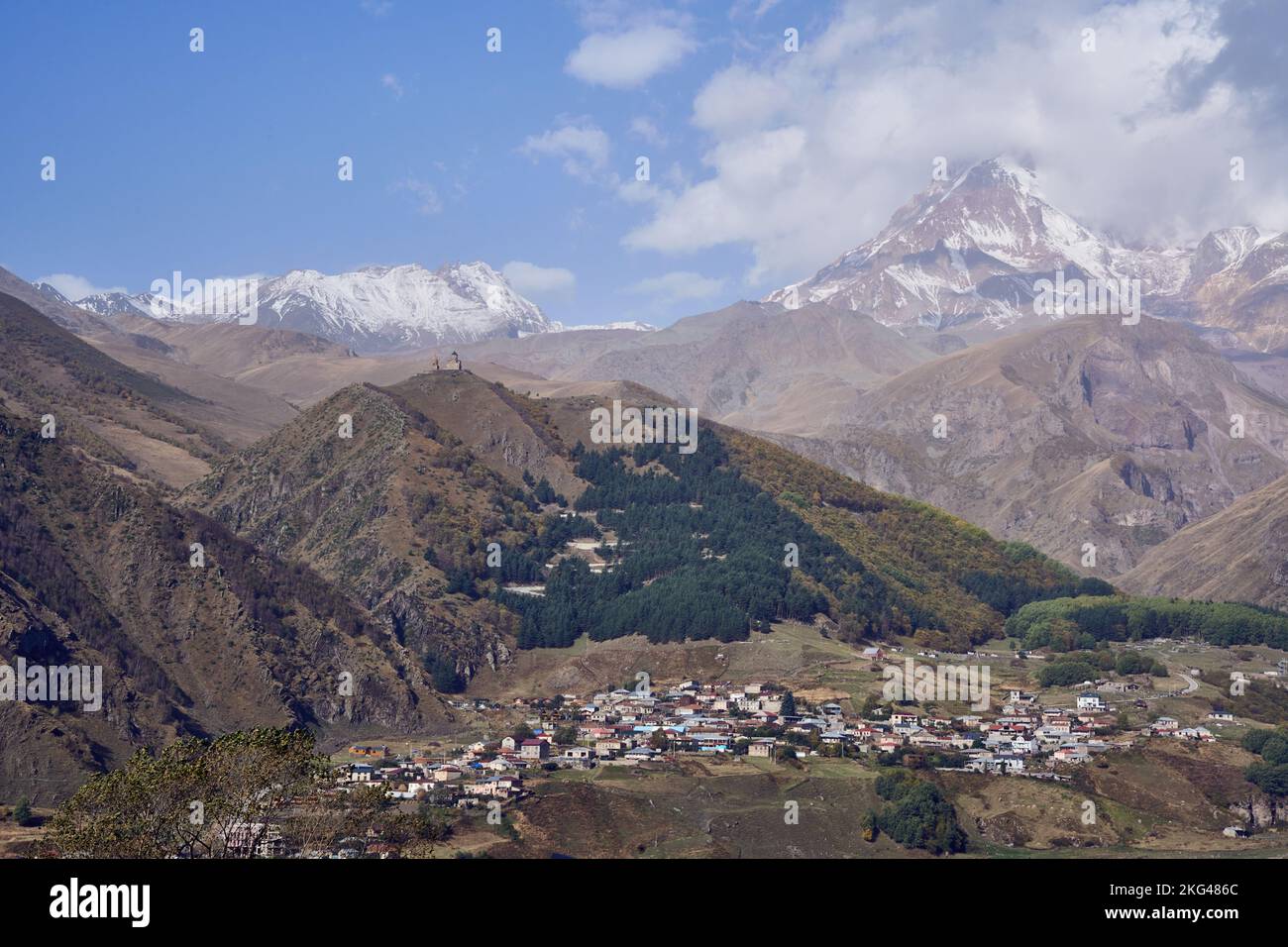 vorne der Ort Stepanzminda, hinten die Gergetier Dreifaltigkeitskirche, Tsminda Sameba, der ...