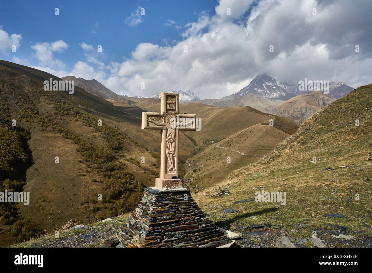 Kreuz nahe der Gergetier Dreifaltigkeitskirche, Bergkirche Gergeti ...