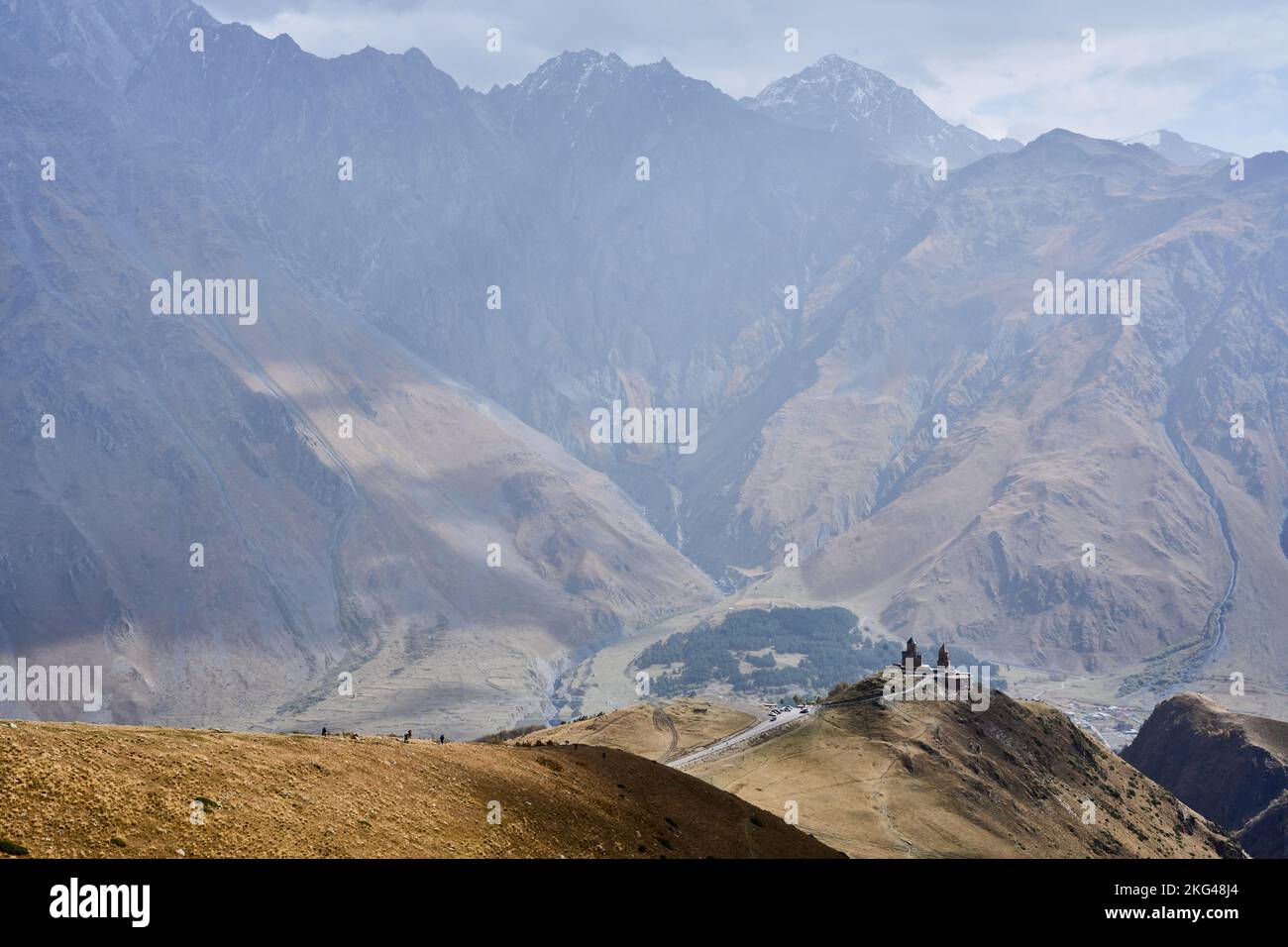 Gergetier Dreifaltigkeitskirche vor Hochgebirgskulisse, Bergkirche ...
