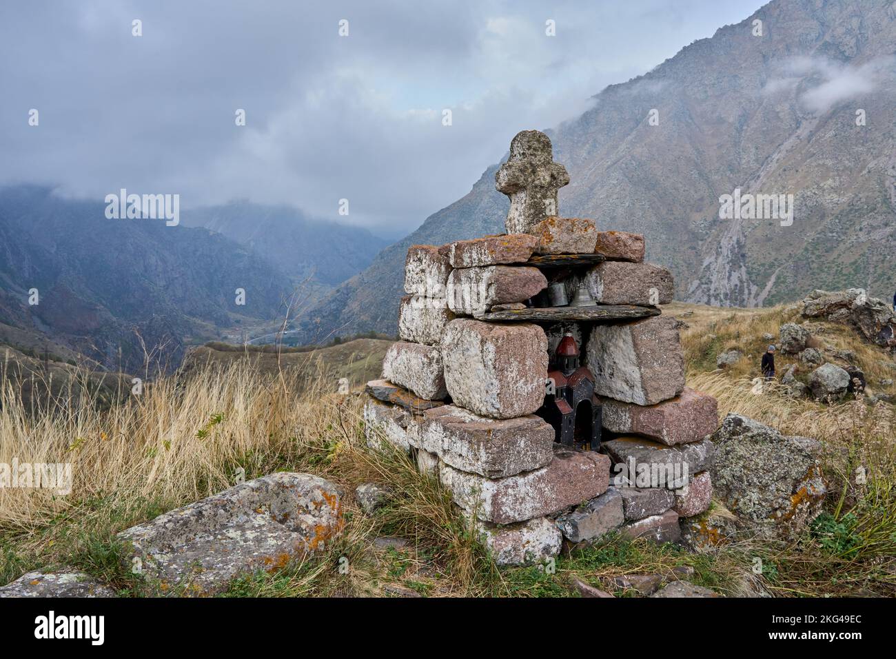 Christliches Kreuz mit Schrein, Dorf Tsdo, Darialschlucht, Hoher ...