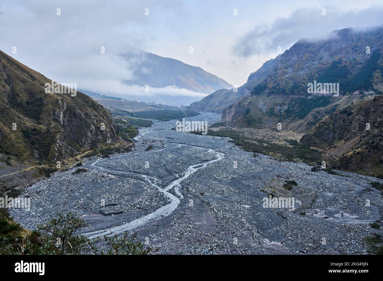 Darialschlucht mit dem Fluss Terek, Fluss Tergi, hinten Stepanzminda ...