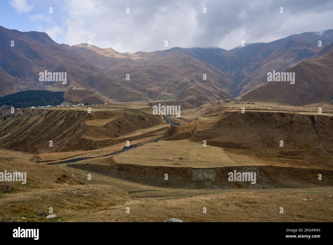 Hochgebirgslandschaft an der georgischen Heerstraße, Ort Kanobi ...