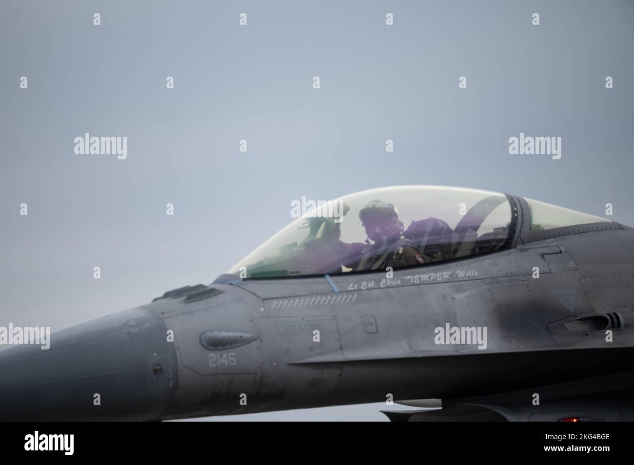 An F-16 Fighting Falcon pilot with the 125th Fighter Squadron, Tulsa ...