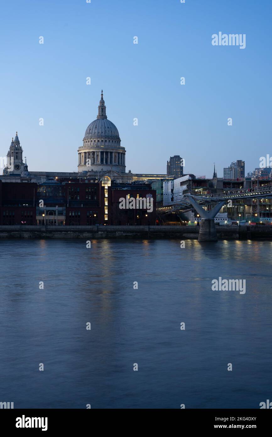 London vertical hi-res stock photography and images - Alamy