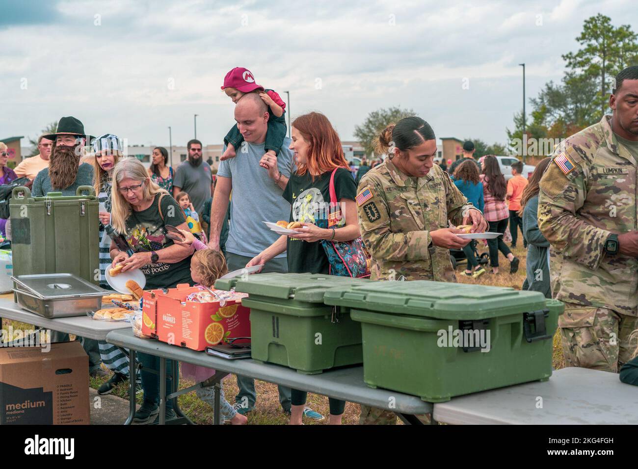 7th Special Forces Group (Airborne) Soldiers and Families enjoy hotdogs ...