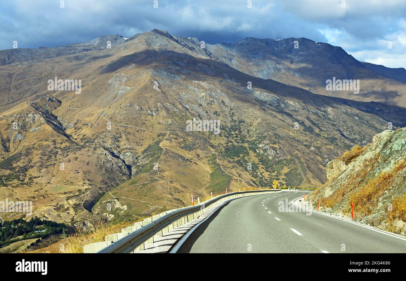 Driving down Crown Range - New Zealand Stock Photo - Alamy