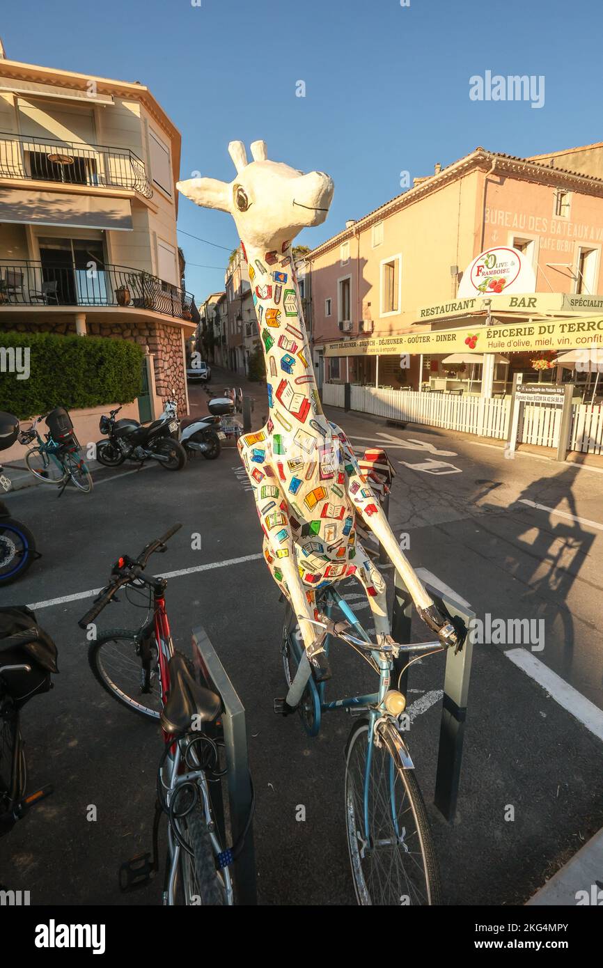Giraffe on a bicycle hi-res stock photography and images - Alamy