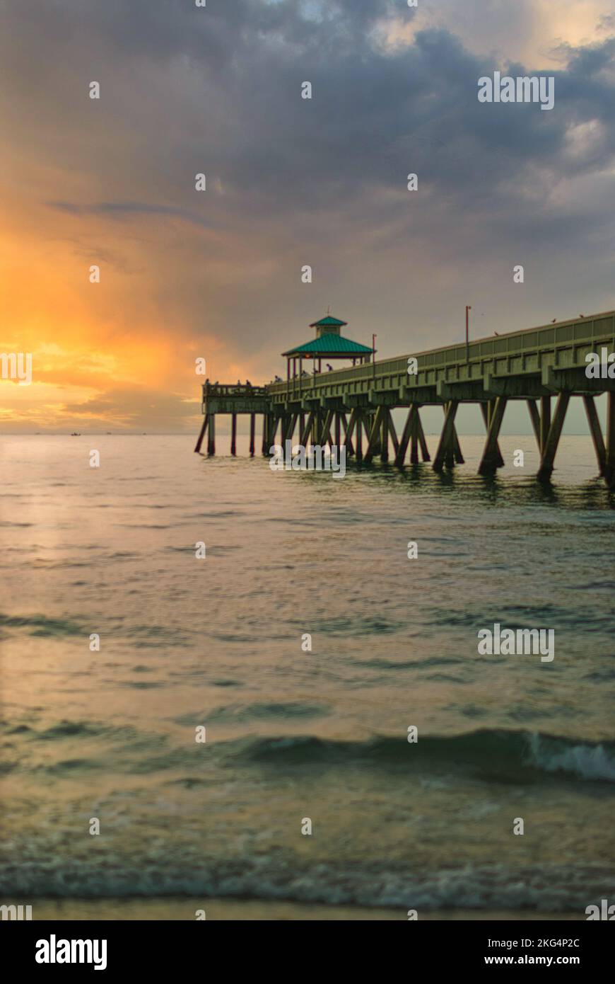 Vertical shot pier lighthouse hi-res stock photography and images - Alamy