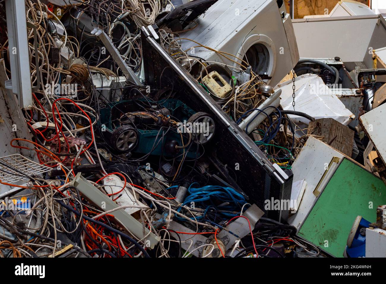 Dumped refrigerator hi-res stock photography and images - Alamy