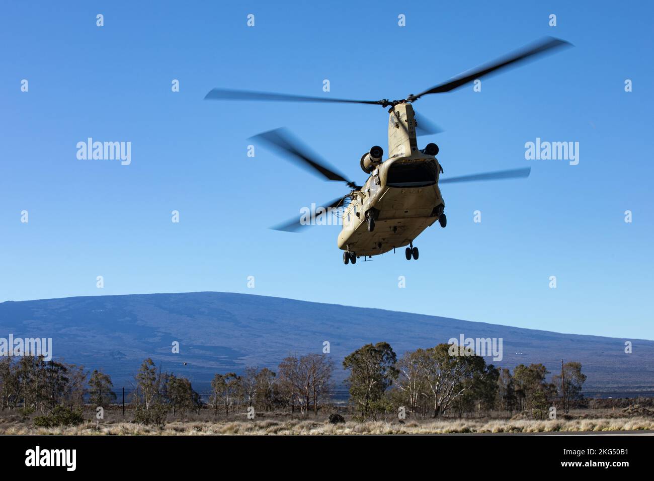 A U.S. Army CH-47 Chinook helicopter takes off at Pohakuloa Training ...