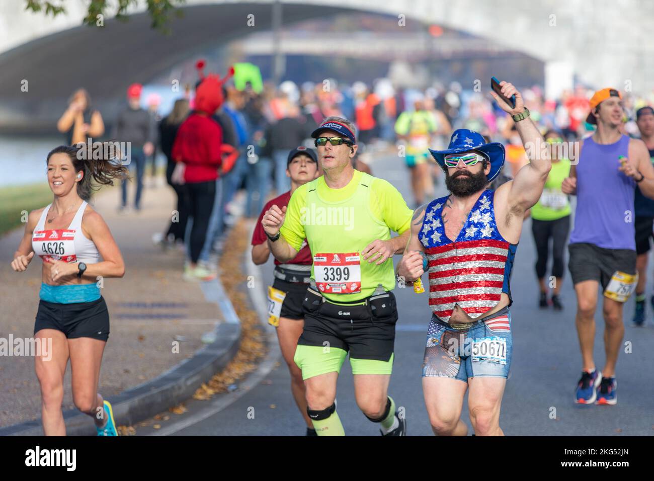 Runners participating in the 47th Marine Corps Marathon run past ...
