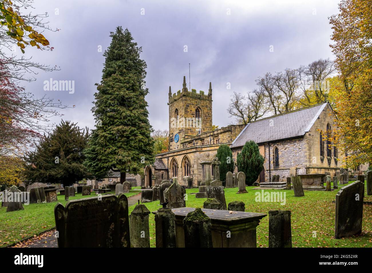 View of St Lawrence's church and the church yard in autumn, Eyam, Peak ...