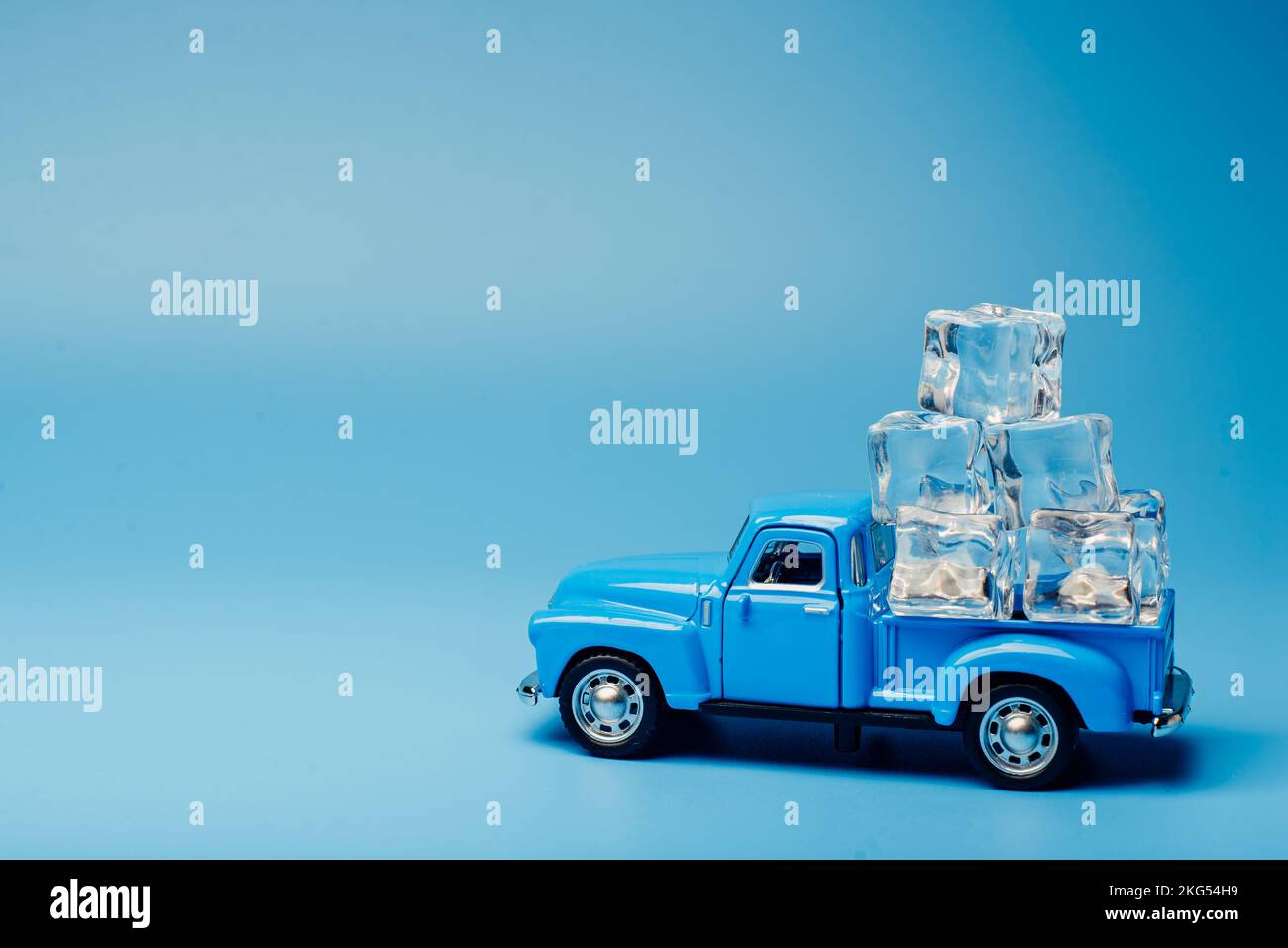 Toy car with ice with Ice delivery. Ice cubes Stock Photo - Alamy