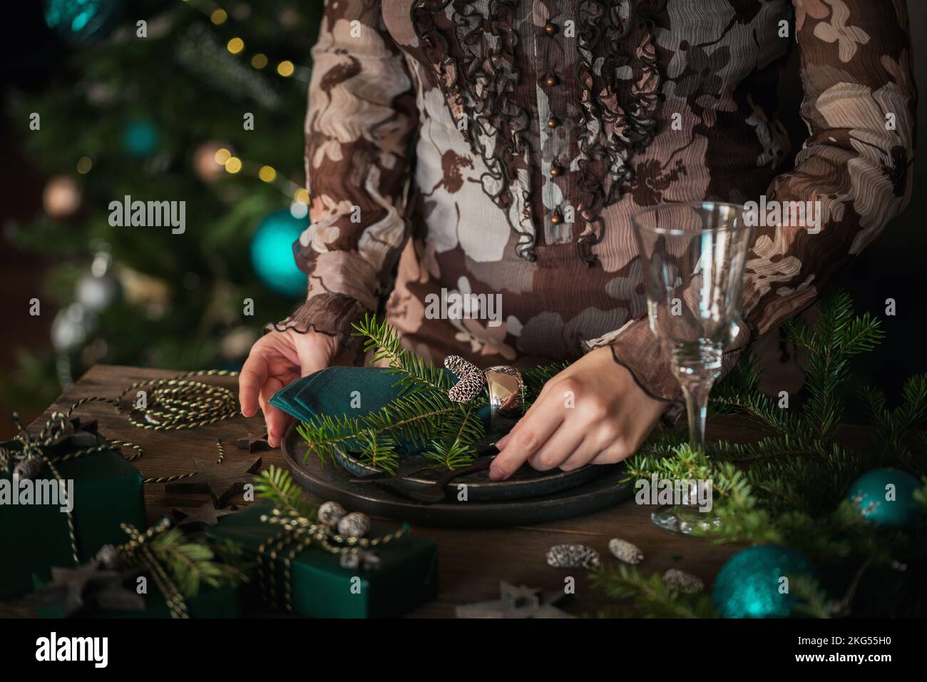 Dinner party preparing table hi-res stock photography and images - Alamy