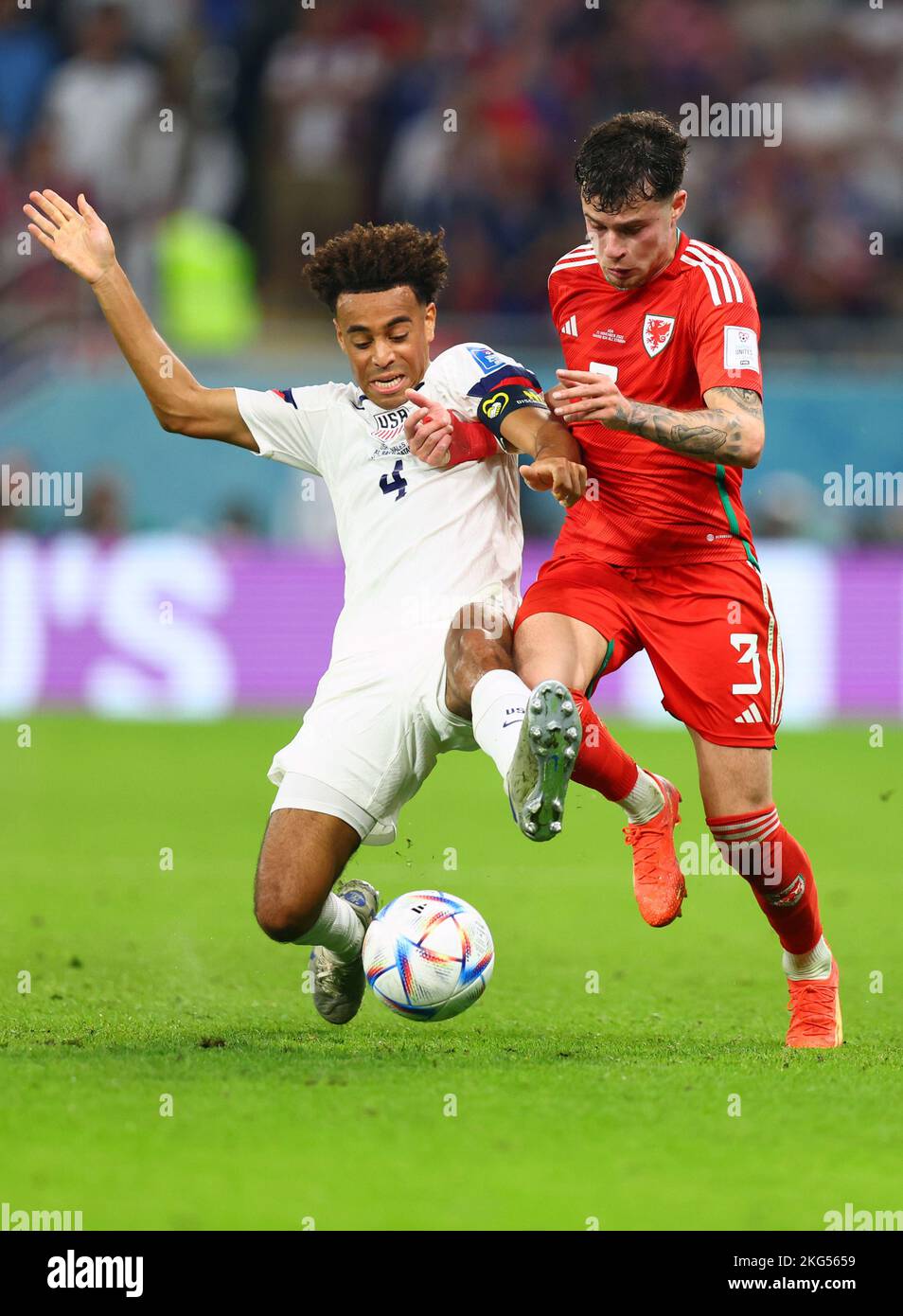 21 November 2022, Qatar, Ar-Rayyan: Soccer: World Cup, USA - Wales ...