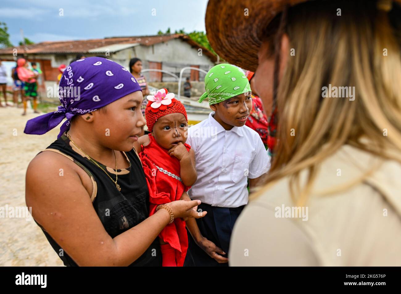 Indigenous guna children interacting with visitors Stock Photo - Alamy