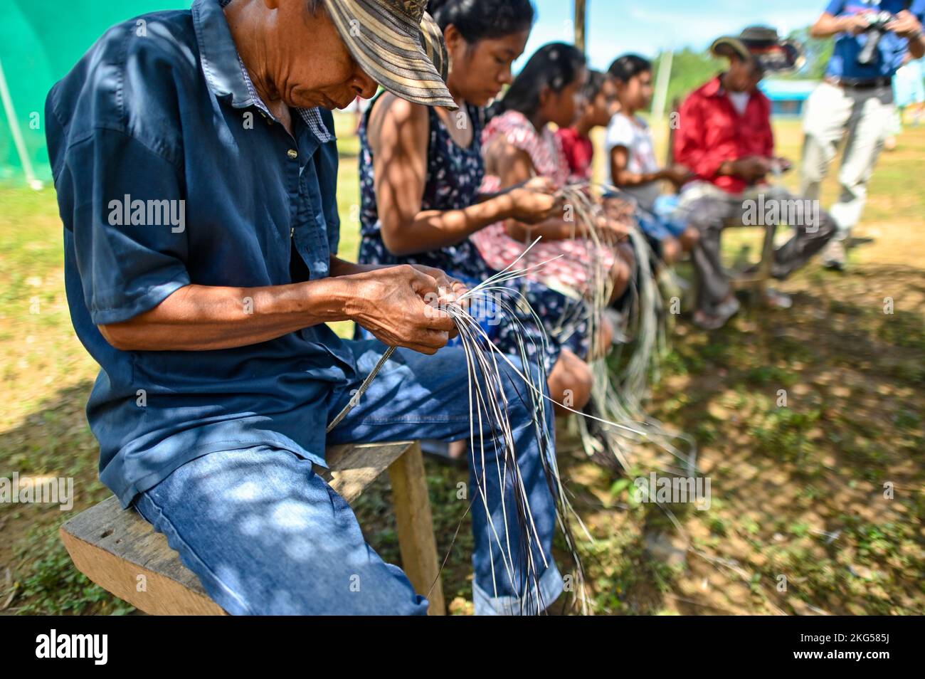 Zenu Indigenous weaving the iconic Colombian Sombrero Vueltiao Stock ...