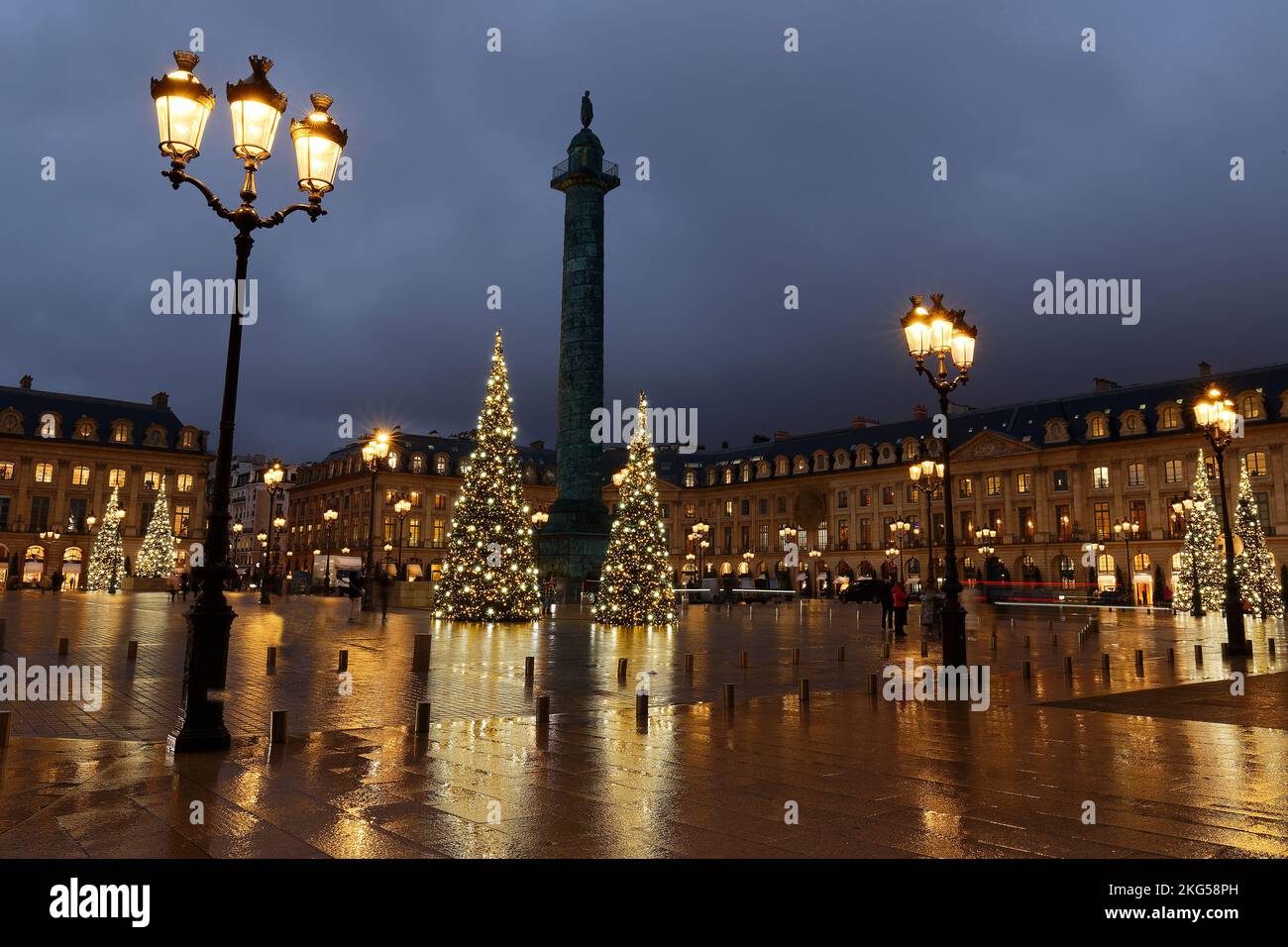 Vendome column with statue of Napoleon Bonaparte, on the Place Vendome ...