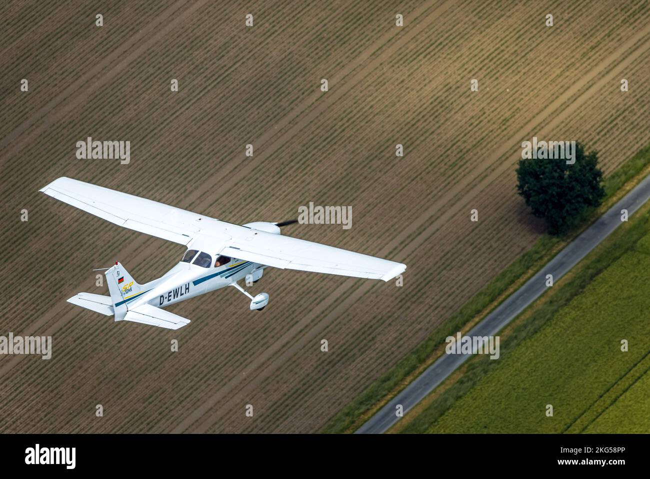 aerial photo air to air, Cessna 172S Skyhawk SP on a sightseeing flight ...