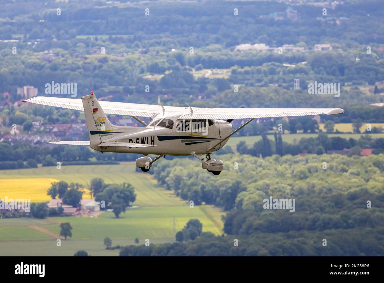 aerial photo air to air, Cessna 172S Skyhawk SP on a sightseeing flight ...