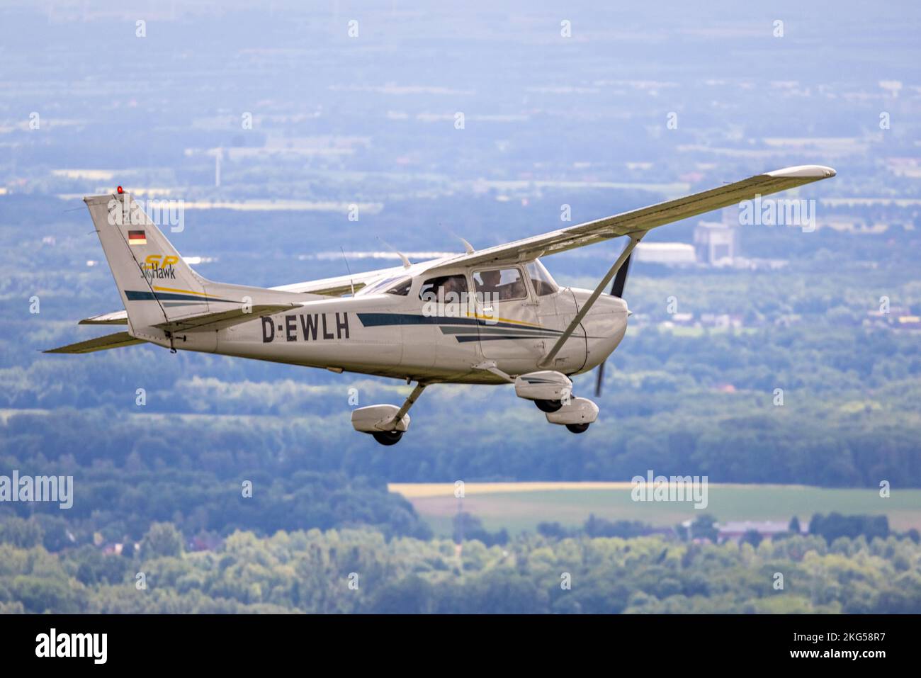 Cessna 172s skyhawk sp on a sightseeing flight over hamm hi-res stock ...