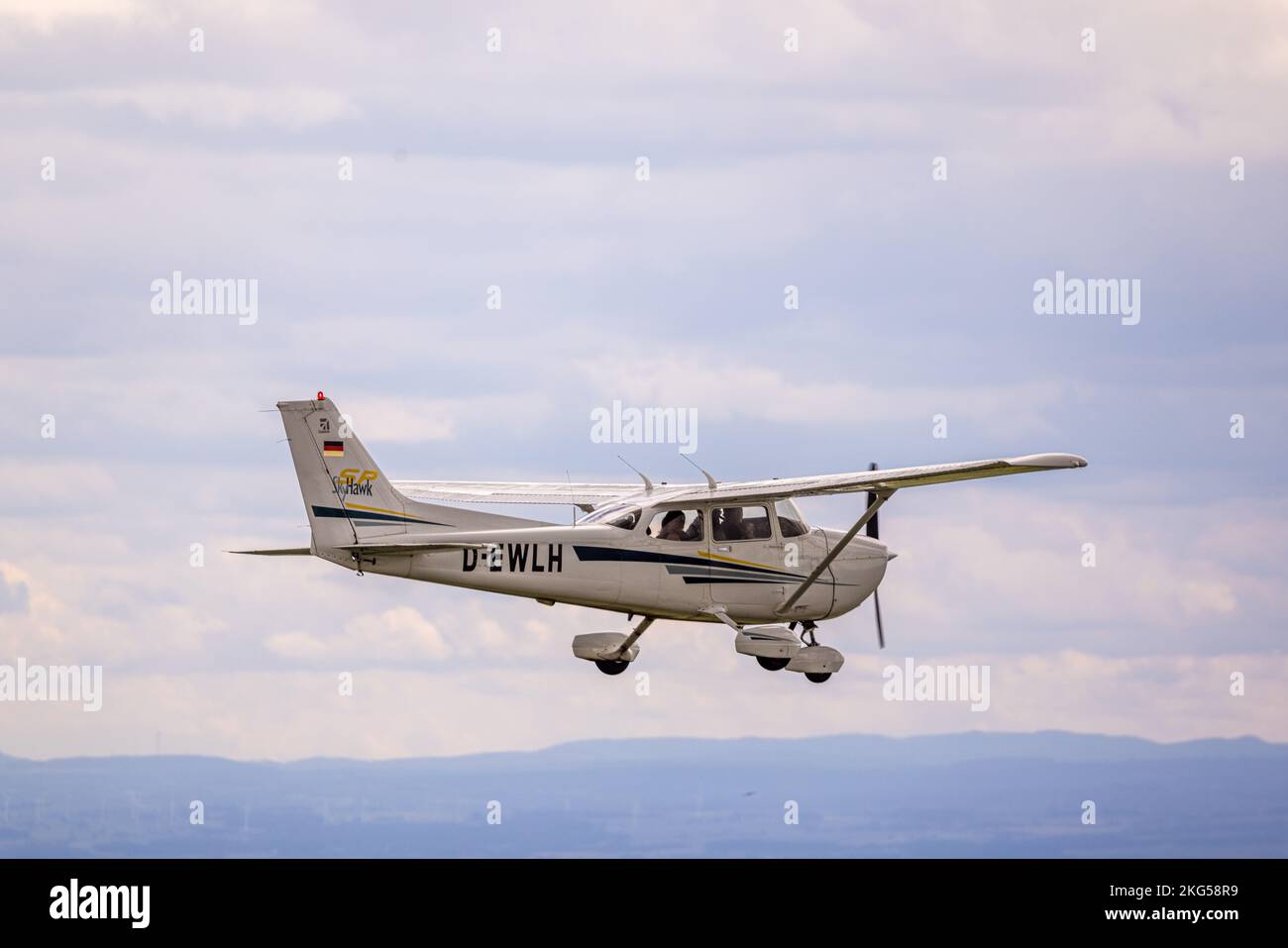 aerial photo air to air, Cessna 172S Skyhawk SP on a sightseeing flight ...