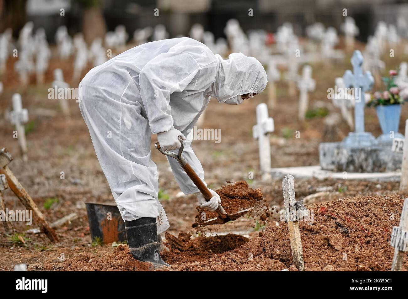 People being buried due to covid-19 (coronavirus Stock Photo - Alamy