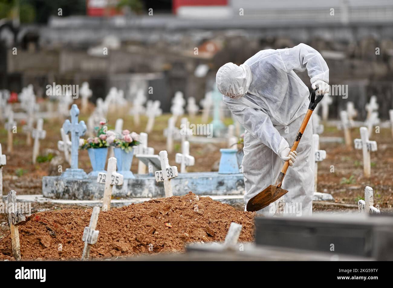 People being buried due to covid-19 (coronavirus Stock Photo - Alamy