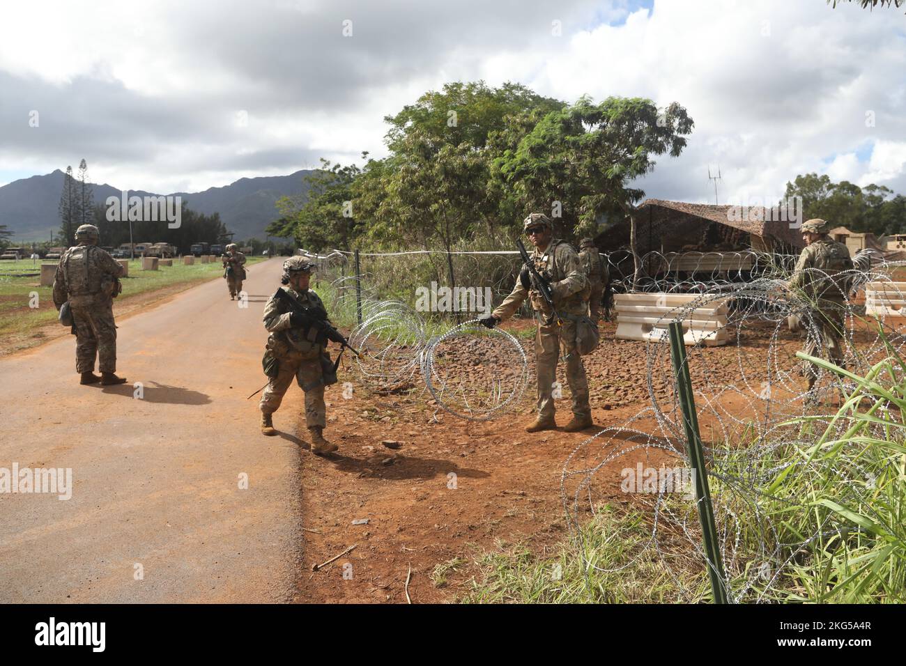 U.S. Army Soldiers from 524th Division Sustainment Support Battalion ...