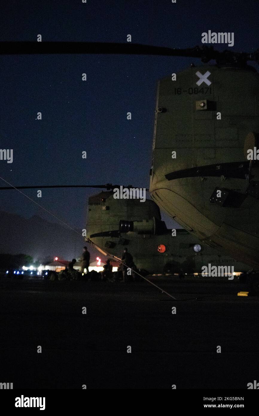 U.S. Army Soldiers from 3-25 General Support Aviation Battalion (GSAB ...