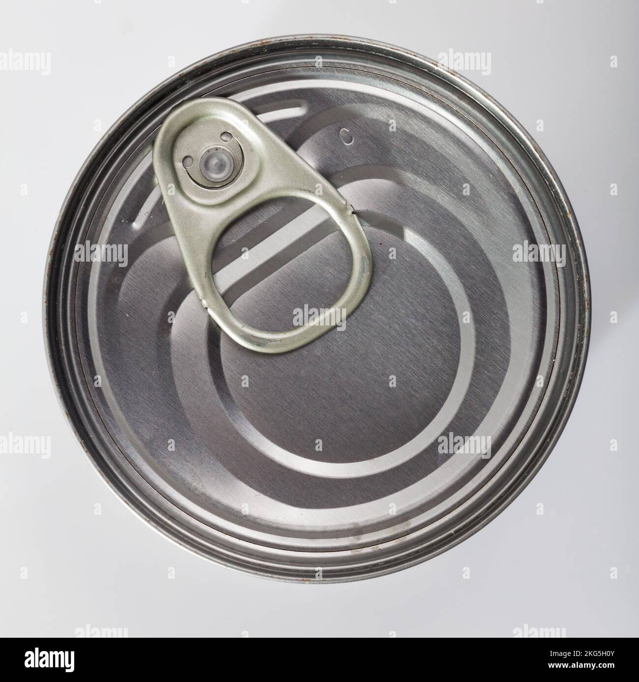 Closed silver tin can Stock Photo - Alamy