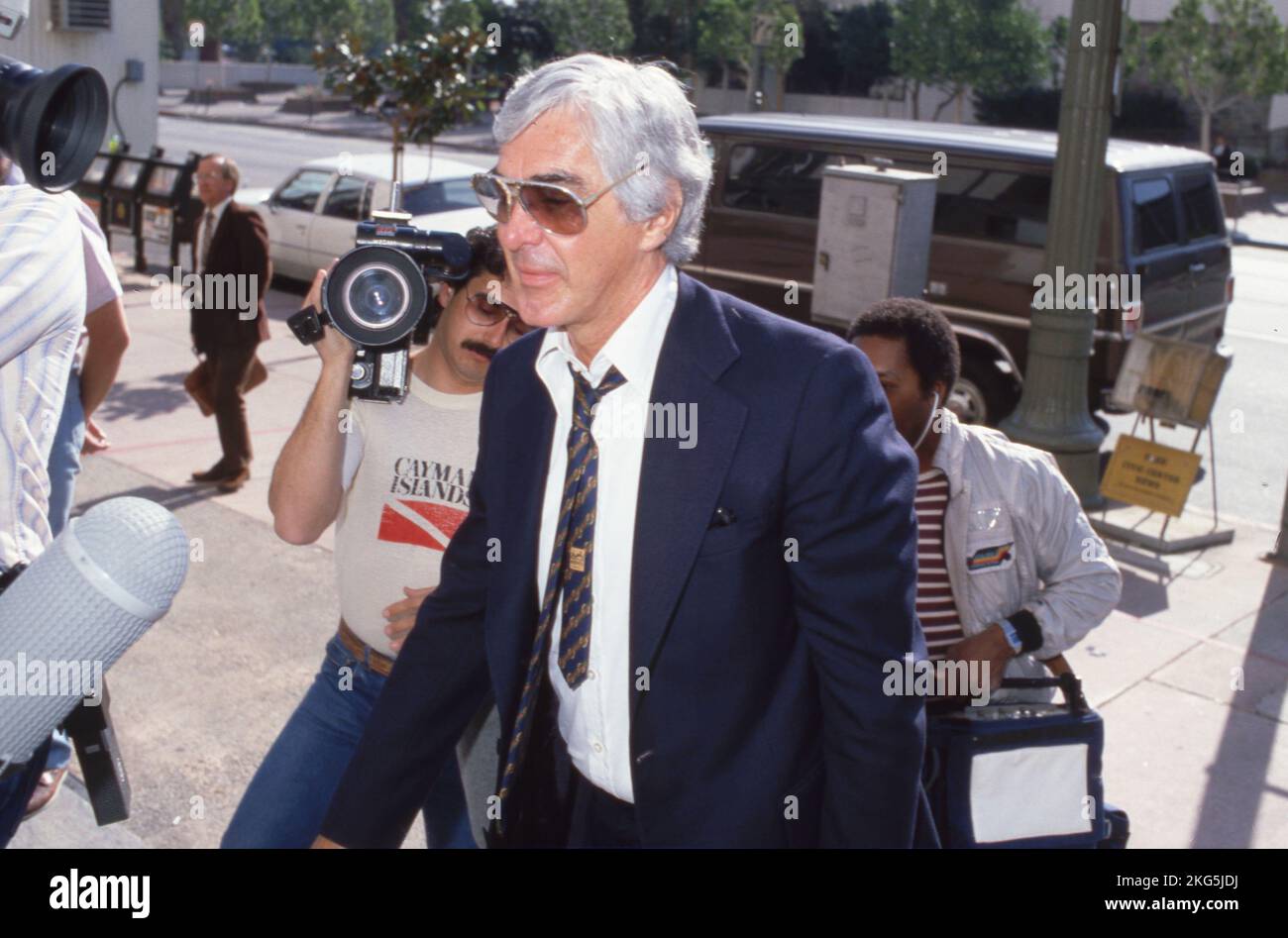 John DeLorean at U.S. Federal Courthouse in Los Angeles to hear Jury's ...