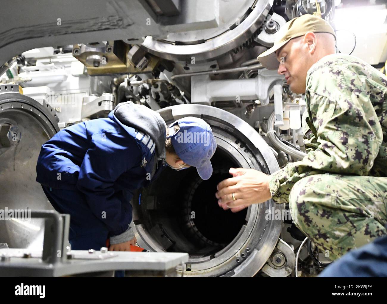 Virginia class submarine torpedo hi-res stock photography and images ...