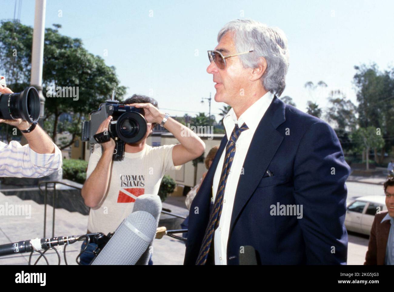 John DeLorean at U.S. Federal Courthouse in Los Angeles to hear Jury's ...