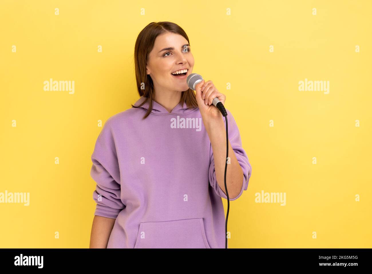 Singer microphone hand hi-res stock photography and images - Alamy