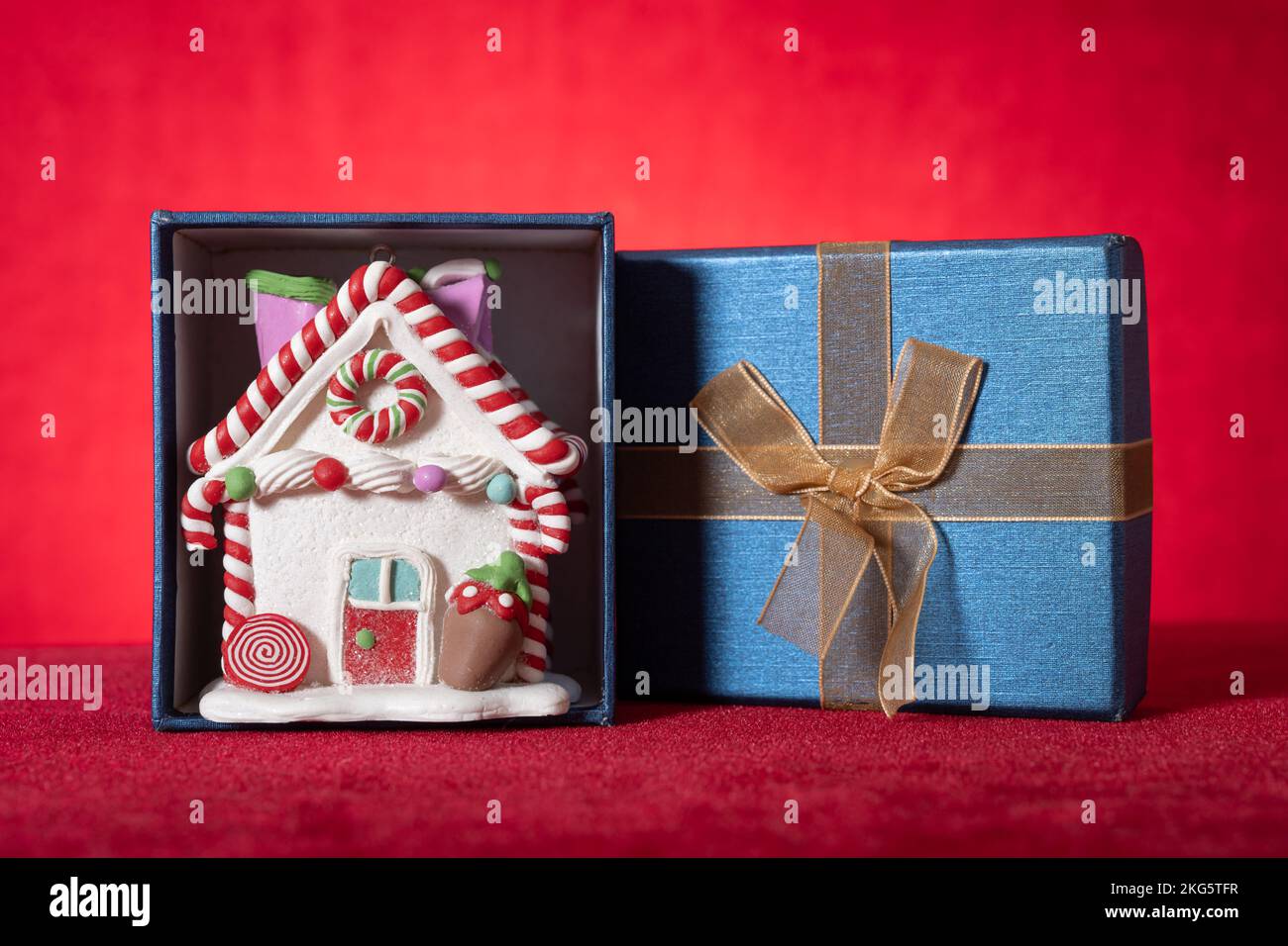 House model gift box hi-res stock photography and images - Alamy