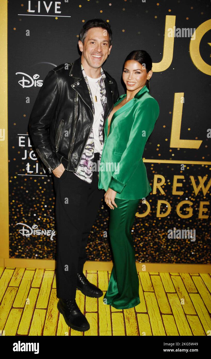 LOS ANGELES, CALIFORNIA - NOVEMBER 20: (L-R) Steve Kazee and Jenna ...