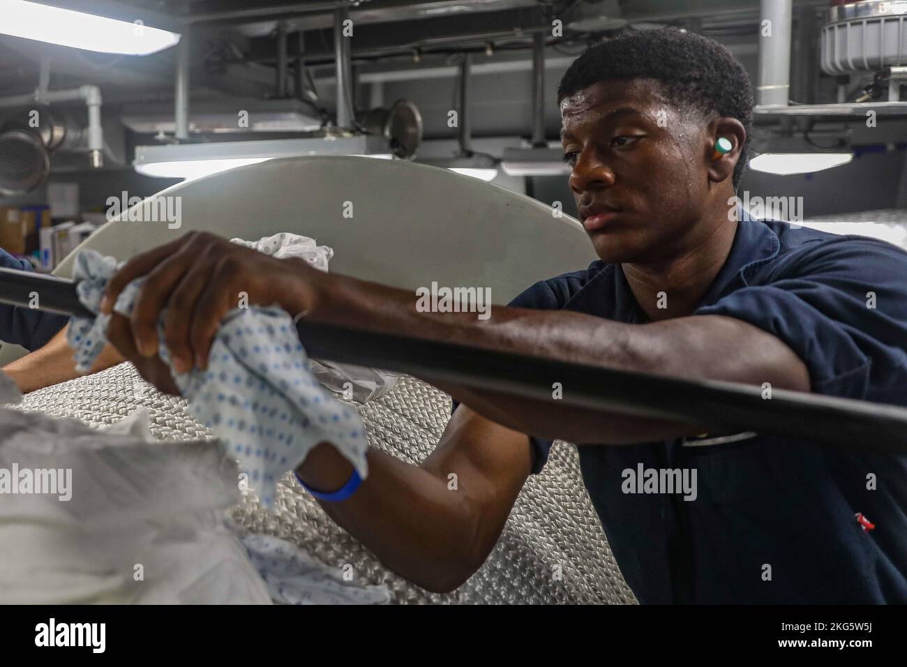SOUTH CHINA SEA (Oct. 5, 2022) Sonar Technician (Surface) Seaman Elvis ...