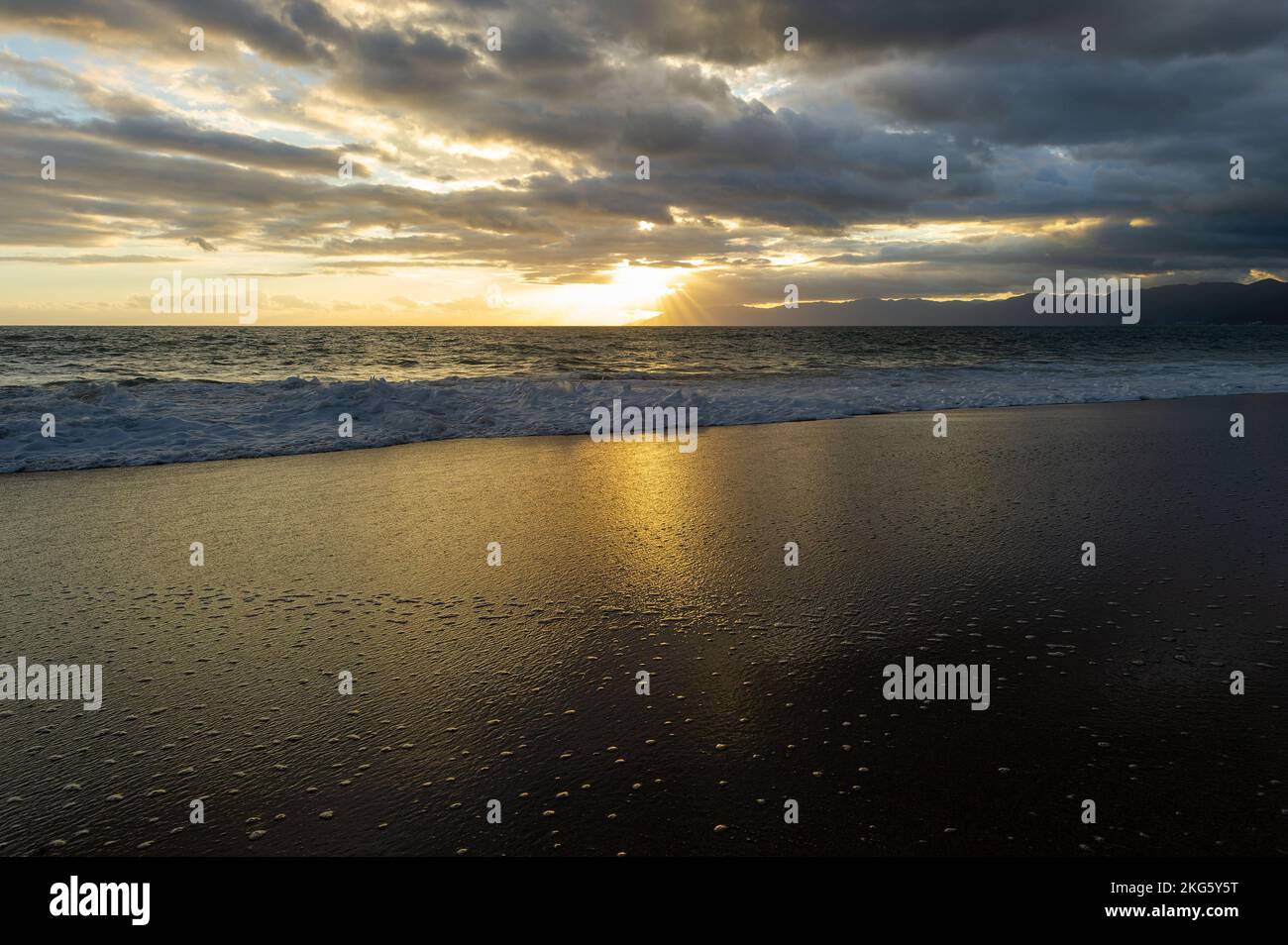 Sunset with sun rays hi-res stock photography and images - Alamy