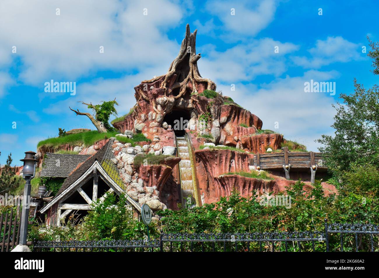 Splash mountain disneyland hi-res stock photography and images - Alamy