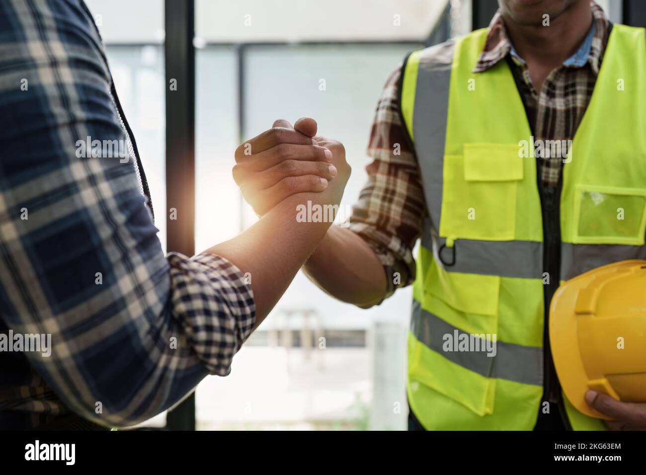 Construction workers shaking hands hi-res stock photography and images - Alamy