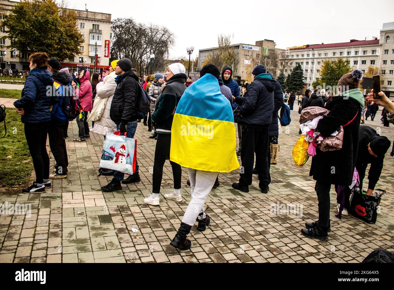 Some citizens of Kherson wearing the flag of Ukraine in the form of a ...