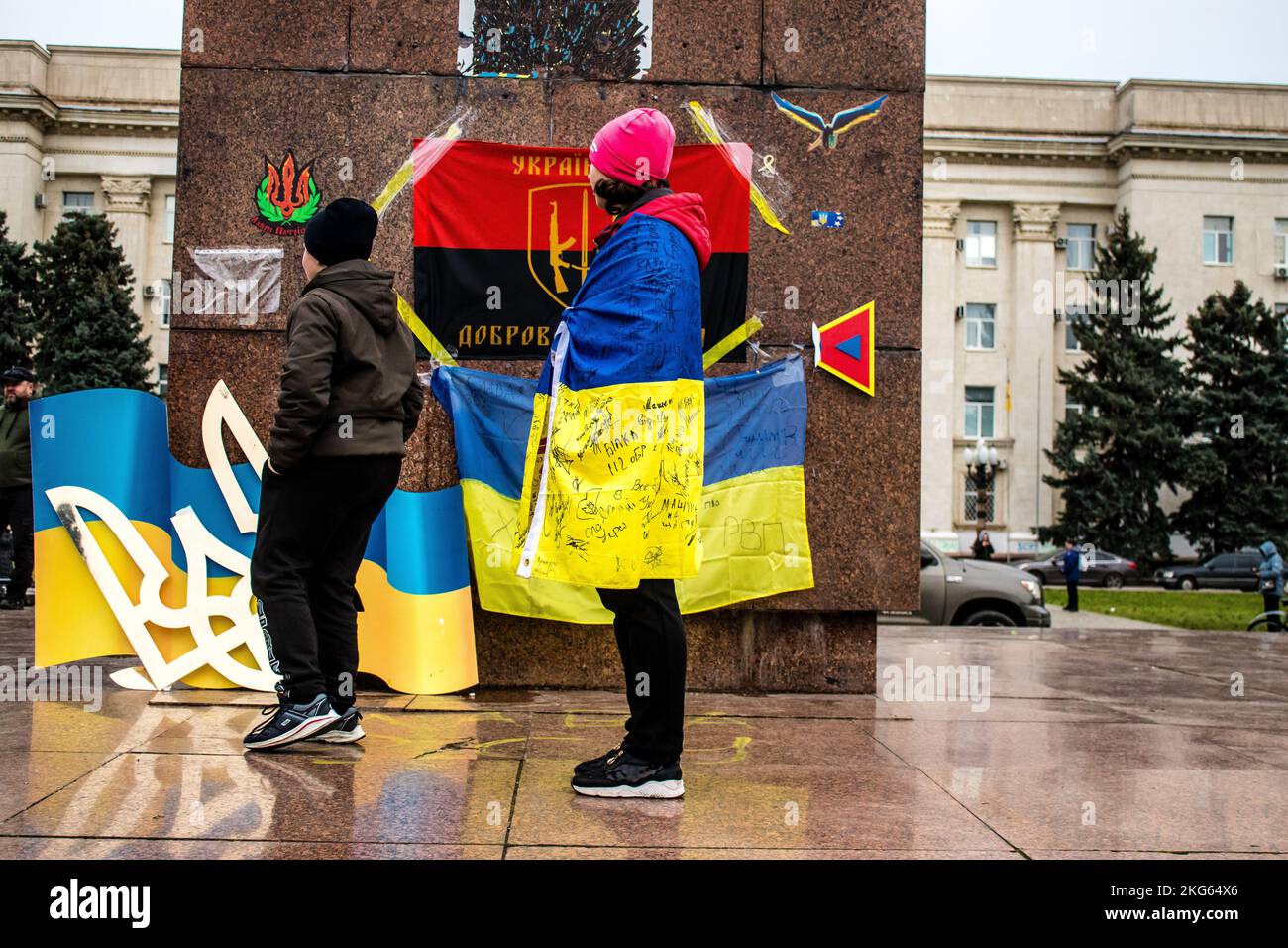 Some citizens of Kherson wearing the flag of Ukraine in the form of a ...