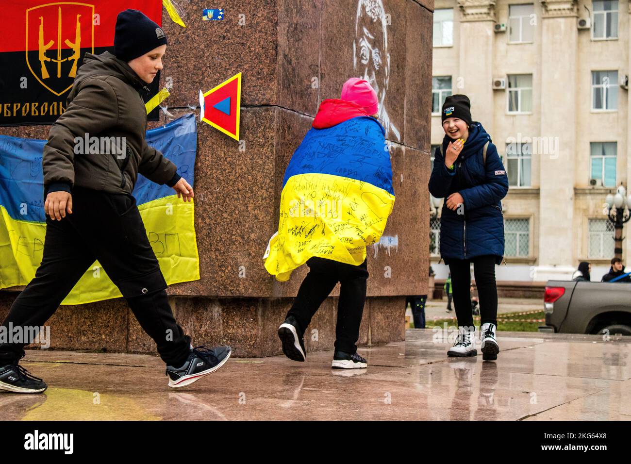 Some citizens of Kherson wearing the flag of Ukraine in the form of a ...