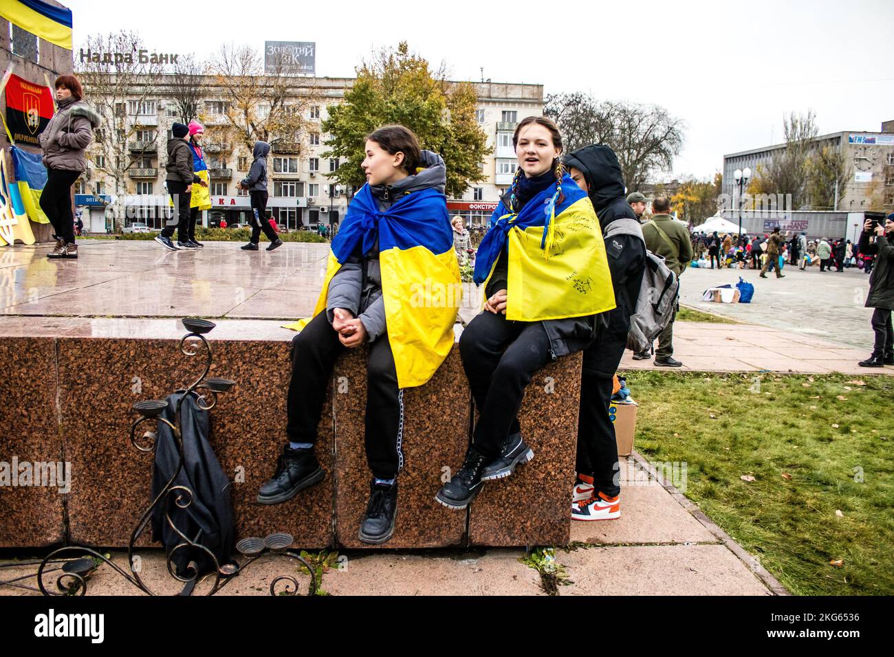 Some citizens of Kherson wearing the flag of Ukraine in the form of a ...