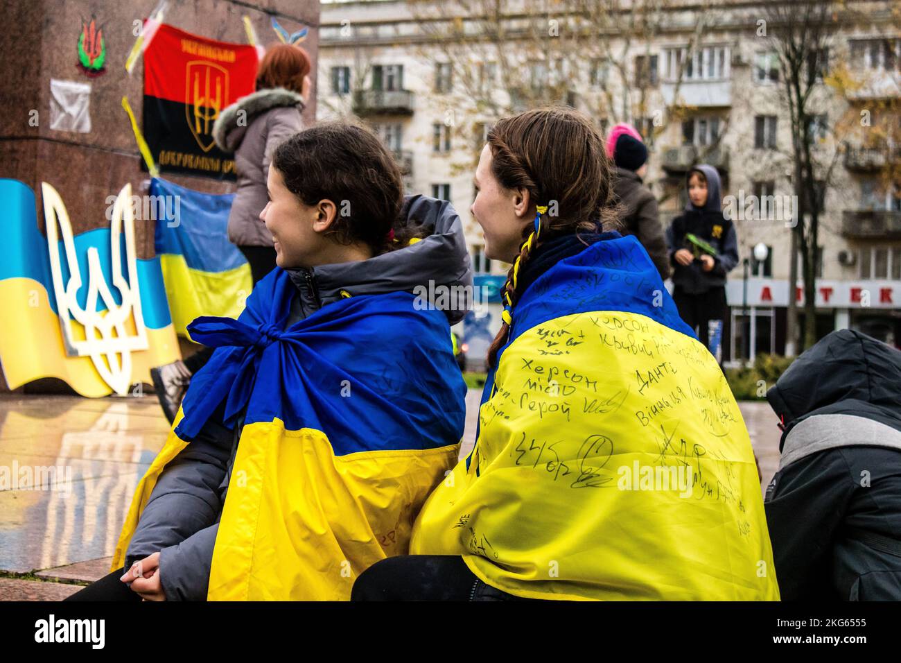 Some citizens of Kherson wearing the flag of Ukraine in the form of a ...
