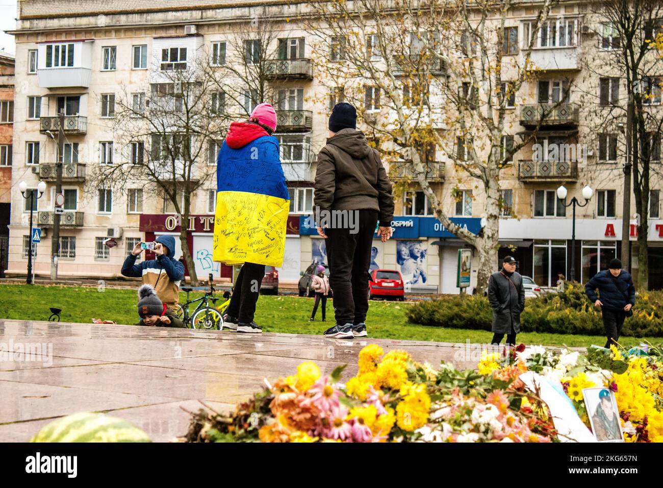 Some citizens of Kherson wearing the flag of Ukraine in the form of a ...