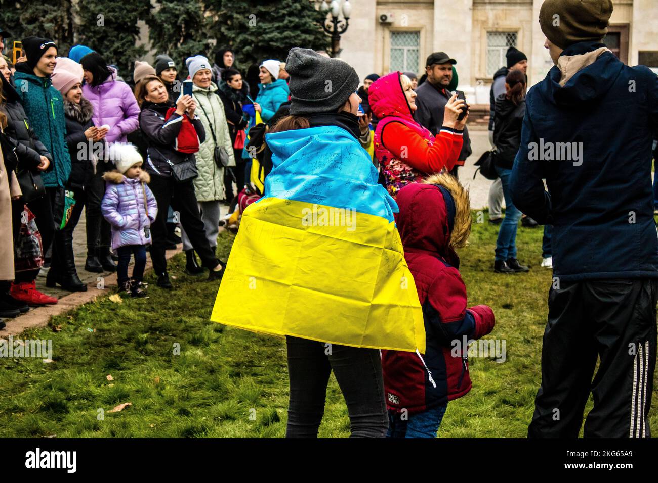 Some citizens of Kherson wearing the flag of Ukraine in the form of a ...