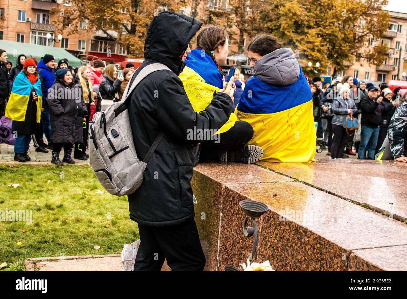Some citizens of Kherson wearing the flag of Ukraine in the form of a ...