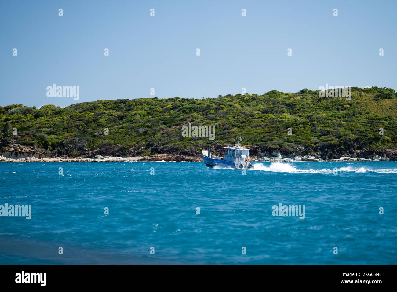 tropical islands and super yachts in queensland australia in spring ...